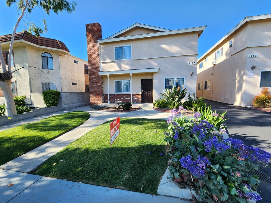 PRIME GLENDALE LOCATION, NORTH OF GLENOAKS BLVD, TOWNHOUSE STYLE ...